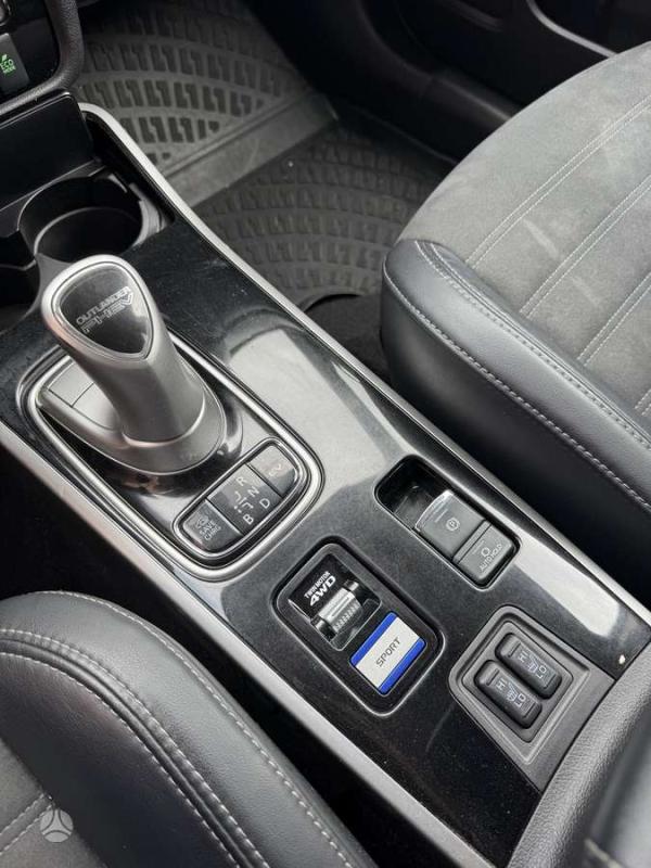 Grey Mitsubishi Outlander 2021 in Klaipeda, with an engine capacity of 2.36 L and mileage of 280 thousand km for 10200 €, photo 9 on AUTOMOTO.COM.LV