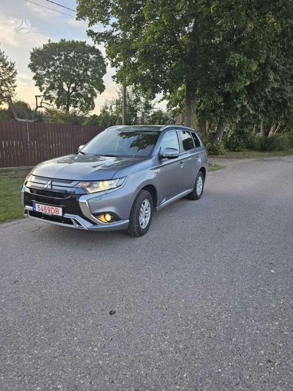 Pelēks Mitsubishi Outlander 2021 Šauļi, ar dzinēja tilpumu 2.40 L un nobraukumu 148 tūkst. km par 17300 €, foto 1 vietnē AUTOMOTO.COM.LV