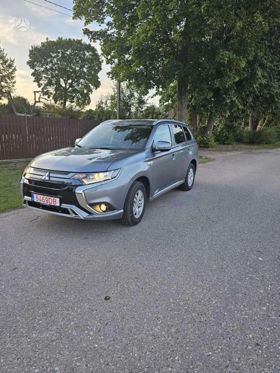 Pelēks Mitsubishi Outlander 2021 Šauļi, ar dzinēja tilpumu 2.40 L un nobraukumu 148 tūkst. km par 17300 €, foto 1 vietnē AUTOMOTO.COM.LV