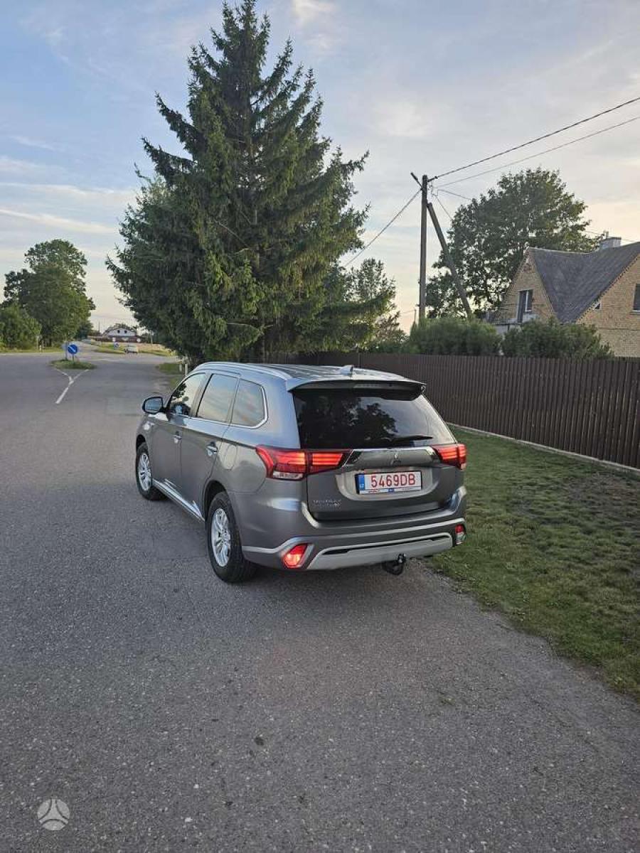 Pelēks Mitsubishi Outlander 2021 Šauļi, ar dzinēja tilpumu 2.40 L un nobraukumu 148 tūkst. km par 17300 €, foto 3 vietnē AUTOMOTO.COM.LV