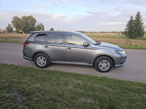 Pelēks Mitsubishi Outlander 2021 Šauļi, ar dzinēja tilpumu 2.40 L un nobraukumu 148 tūkst. km par 17300 €, foto 4 vietnē AUTOMOTO.COM.LV