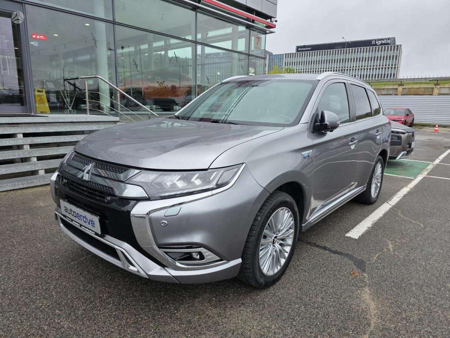 Grey Mitsubishi Outlander 2021 in Vilnius, with an engine capacity of 2.36 L and mileage of 123 thousand km for 19980 €, photo 1 on AUTOMOTO.COM.LV