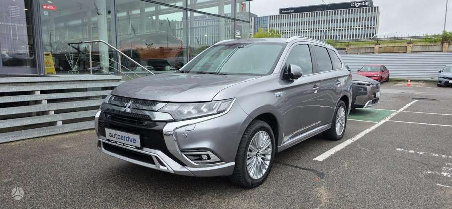 Grey Mitsubishi Outlander 2021 in Vilnius, with an engine capacity of 2.36 L and mileage of 123 thousand km for 19980 €, photo 3 on AUTOMOTO.COM.LV
