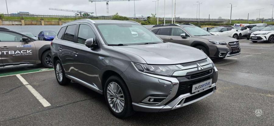 Grey Mitsubishi Outlander 2021 in Vilnius, with an engine capacity of 2.36 L and mileage of 123 thousand km for 19980 €, photo 4 on AUTOMOTO.COM.LV