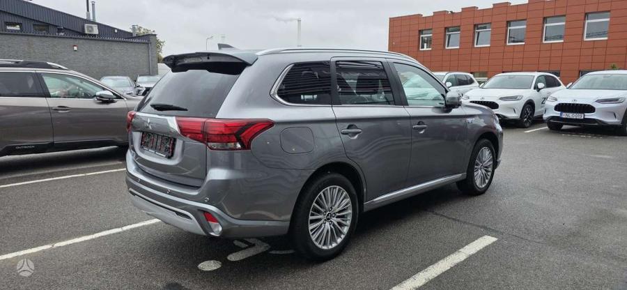 Grey Mitsubishi Outlander 2021 in Vilnius, with an engine capacity of 2.36 L and mileage of 123 thousand km for 19980 €, photo 5 on AUTOMOTO.COM.LV