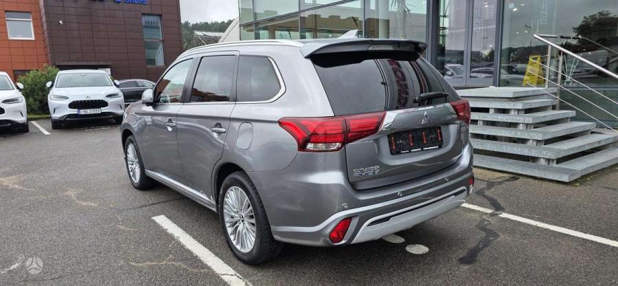 Grey Mitsubishi Outlander 2021 in Vilnius, with an engine capacity of 2.36 L and mileage of 123 thousand km for 19980 €, photo 6 on AUTOMOTO.COM.LV