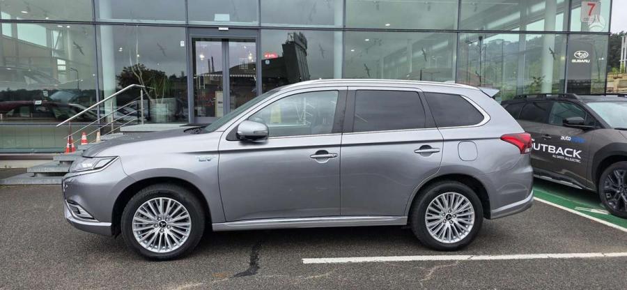 Grey Mitsubishi Outlander 2021 in Vilnius, with an engine capacity of 2.36 L and mileage of 123 thousand km for 19980 €, photo 7 on AUTOMOTO.COM.LV
