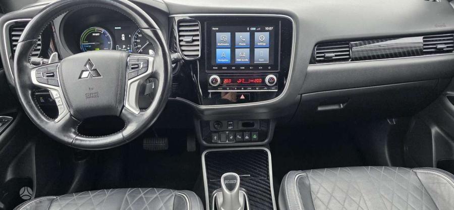 Grey Mitsubishi Outlander 2021 in Vilnius, with an engine capacity of 2.36 L and mileage of 123 thousand km for 19980 €, photo 9 on AUTOMOTO.COM.LV