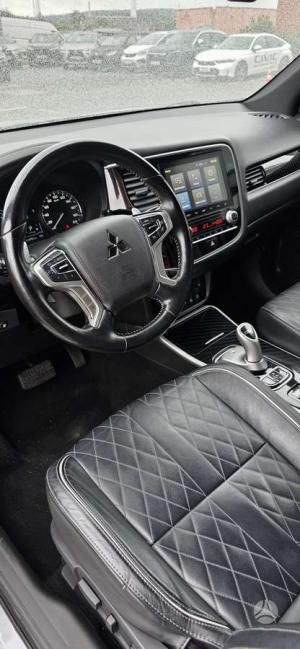 Grey Mitsubishi Outlander 2021 in Vilnius, with an engine capacity of 2.36 L and mileage of 123 thousand km for 19980 €, photo 21 on AUTOMOTO.COM.LV