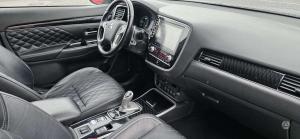 Grey Mitsubishi Outlander 2021 in Vilnius, with an engine capacity of 2.36 L and mileage of 123 thousand km for 19980 €, photo 23 on AUTOMOTO.COM.LV