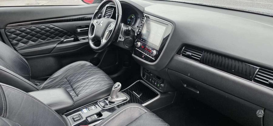 Grey Mitsubishi Outlander 2021 in Vilnius, with an engine capacity of 2.36 L and mileage of 123 thousand km for 19980 €, photo 23 on AUTOMOTO.COM.LV