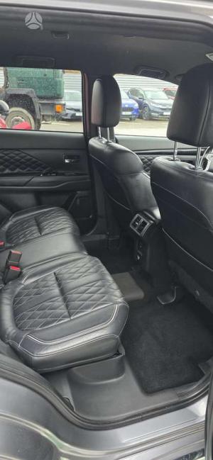Grey Mitsubishi Outlander 2021 in Vilnius, with an engine capacity of 2.36 L and mileage of 123 thousand km for 19980 €, photo 24 on AUTOMOTO.COM.LV