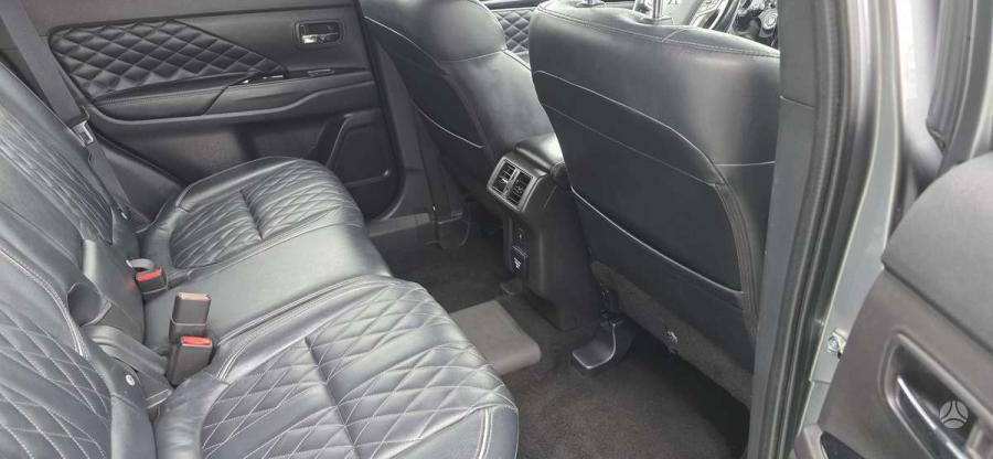 Grey Mitsubishi Outlander 2021 in Vilnius, with an engine capacity of 2.36 L and mileage of 123 thousand km for 19980 €, photo 25 on AUTOMOTO.COM.LV