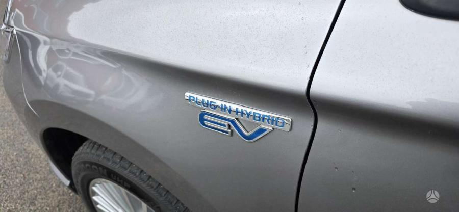 Grey Mitsubishi Outlander 2021 in Vilnius, with an engine capacity of 2.36 L and mileage of 123 thousand km for 19980 €, photo 31 on AUTOMOTO.COM.LV