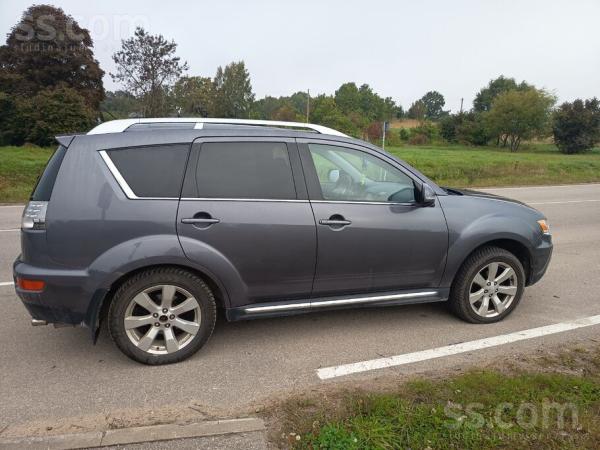 Grey Mitsubishi Outlander 2010 in Ludza, with an engine capacity of 2.20 L and mileage of 394 thousand km for 3500 €, photo 3 on AUTOMOTO.COM.LV