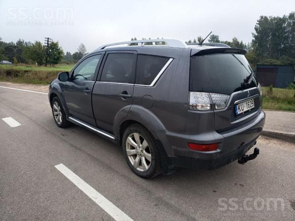 Grey Mitsubishi Outlander 2010 in Ludza, with an engine capacity of 2.20 L and mileage of 394 thousand km for 3500 €, photo 6 on AUTOMOTO.COM.LV