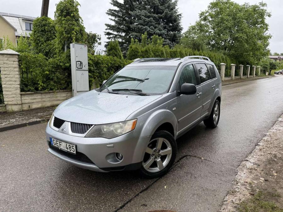 Grey Mitsubishi Outlander 2008 in Vilnius, with an engine capacity of 1.97 L and mileage of 250 thousand km for 2350 €, photo 1 on AUTOMOTO.COM.LV