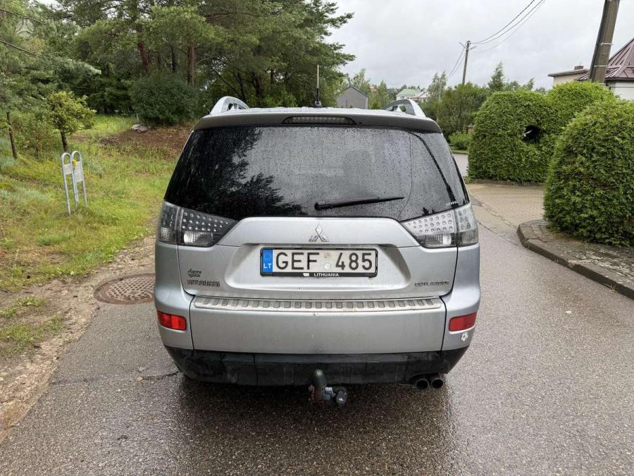 Grey Mitsubishi Outlander 2008 in Vilnius, with an engine capacity of 1.97 L and mileage of 250 thousand km for 2350 €, photo 5 on AUTOMOTO.COM.LV