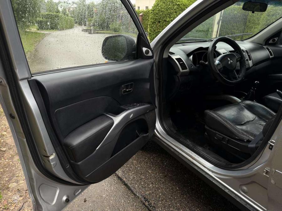 Grey Mitsubishi Outlander 2008 in Vilnius, with an engine capacity of 1.97 L and mileage of 250 thousand km for 2350 €, photo 10 on AUTOMOTO.COM.LV
