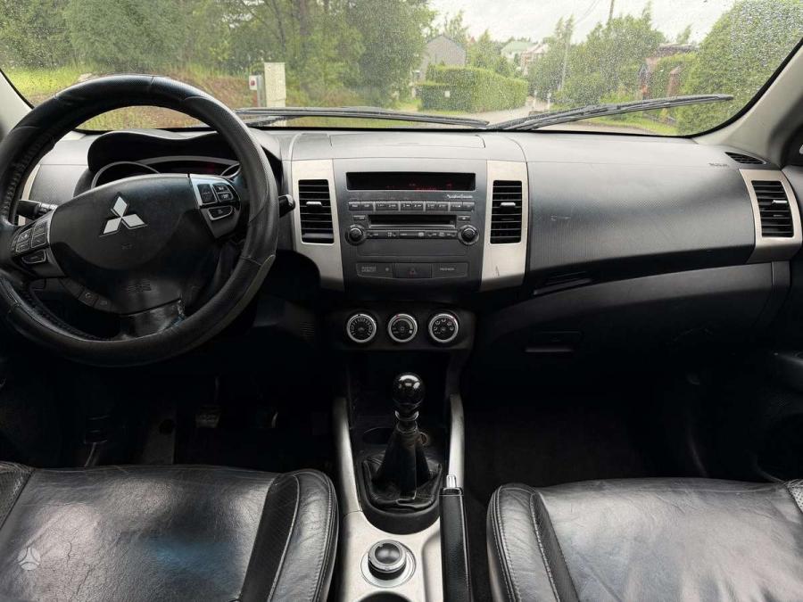 Grey Mitsubishi Outlander 2008 in Vilnius, with an engine capacity of 1.97 L and mileage of 250 thousand km for 2350 €, photo 15 on AUTOMOTO.COM.LV