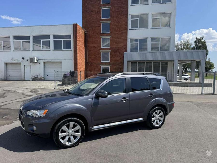 Grey Mitsubishi Outlander 2012 in Marijampole, with an engine capacity of 2.18 L and mileage of 319 thousand km for 4599 €, photo 3 on AUTOMOTO.COM.LV