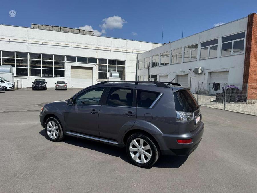 Grey Mitsubishi Outlander 2012 in Marijampole, with an engine capacity of 2.18 L and mileage of 319 thousand km for 4599 €, photo 4 on AUTOMOTO.COM.LV