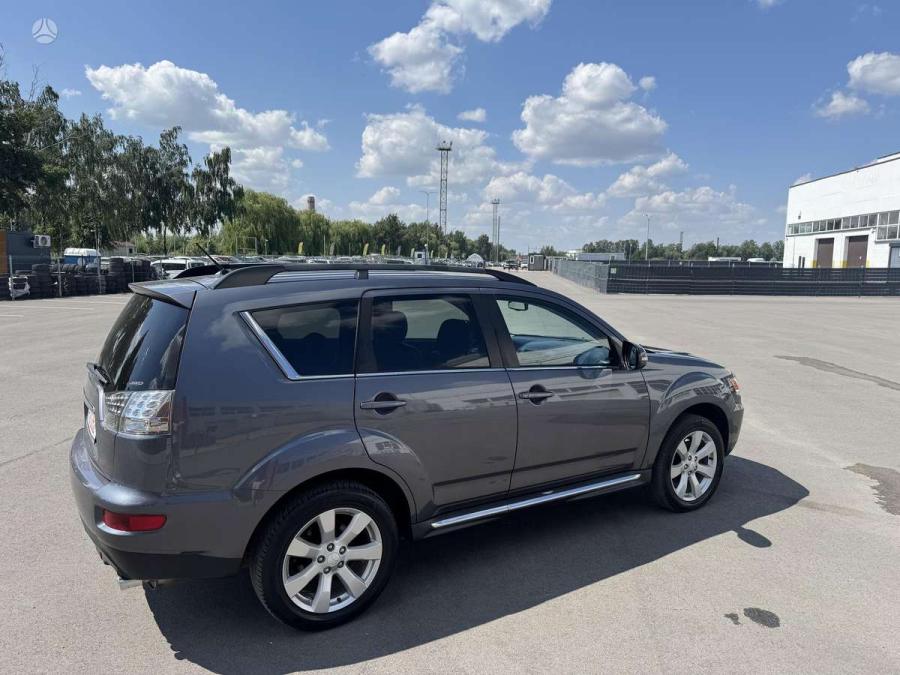 Grey Mitsubishi Outlander 2012 in Marijampole, with an engine capacity of 2.18 L and mileage of 319 thousand km for 4599 €, photo 6 on AUTOMOTO.COM.LV