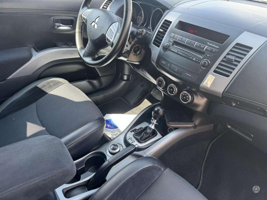 Grey Mitsubishi Outlander 2012 in Marijampole, with an engine capacity of 2.18 L and mileage of 319 thousand km for 4599 €, photo 12 on AUTOMOTO.COM.LV