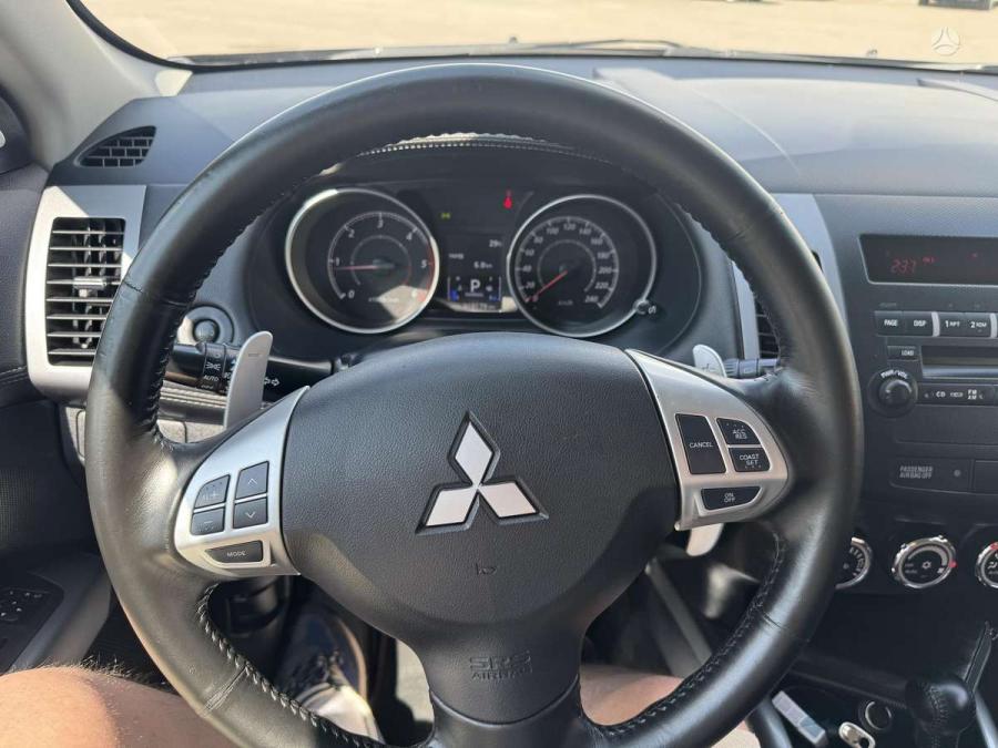 Grey Mitsubishi Outlander 2012 in Marijampole, with an engine capacity of 2.18 L and mileage of 319 thousand km for 4599 €, photo 22 on AUTOMOTO.COM.LV