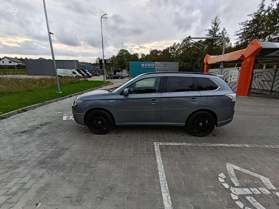 Grey Mitsubishi Outlander 2014 in Vilnius, with an engine capacity of 2.00 L and mileage of 205 thousand km for 8100 €, photo 1 on AUTOMOTO.COM.LV