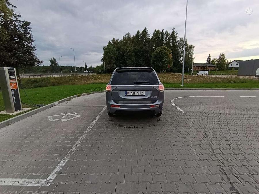 Grey Mitsubishi Outlander 2014 in Vilnius, with an engine capacity of 2.00 L and mileage of 205 thousand km for 8100 €, photo 4 on AUTOMOTO.COM.LV