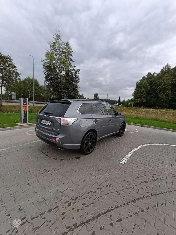 Grey Mitsubishi Outlander 2014 in Vilnius, with an engine capacity of 2.00 L and mileage of 205 thousand km for 8100 €, photo 5 on AUTOMOTO.COM.LV