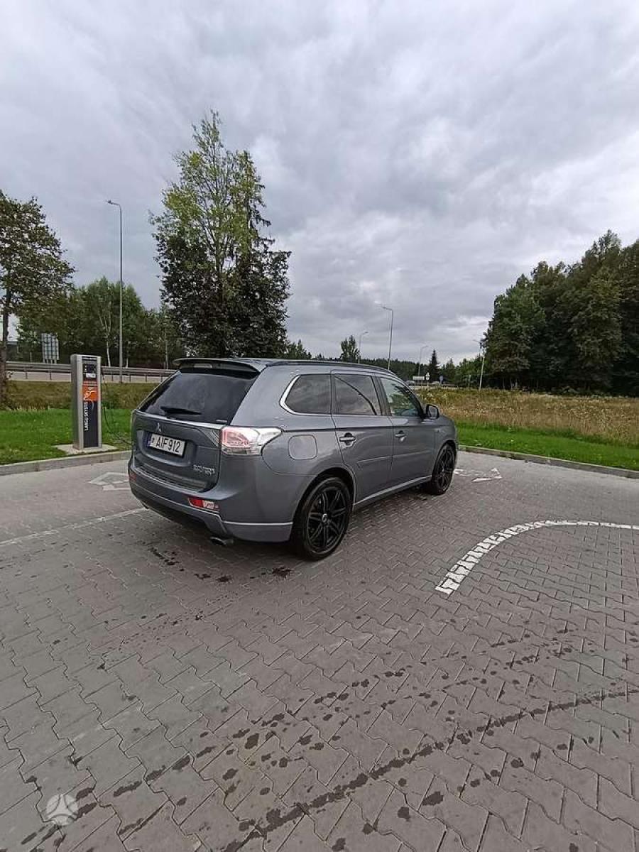 Grey Mitsubishi Outlander 2014 in Vilnius, with an engine capacity of 2.00 L and mileage of 205 thousand km for 8100 €, photo 5 on AUTOMOTO.COM.LV