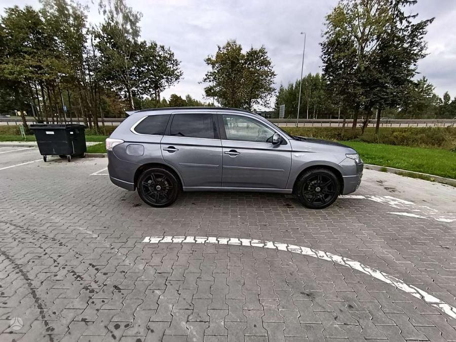 Grey Mitsubishi Outlander 2014 in Vilnius, with an engine capacity of 2.00 L and mileage of 205 thousand km for 8100 €, photo 6 on AUTOMOTO.COM.LV