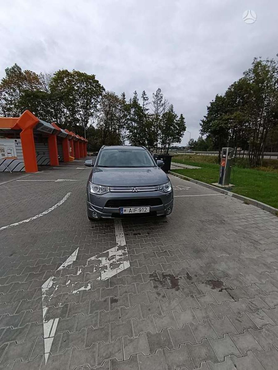 Grey Mitsubishi Outlander 2014 in Vilnius, with an engine capacity of 2.00 L and mileage of 205 thousand km for 8100 €, photo 7 on AUTOMOTO.COM.LV
