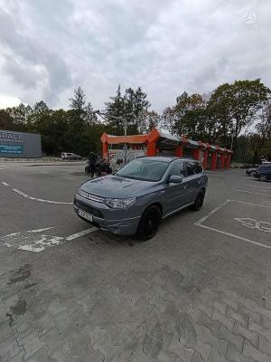 Grey Mitsubishi Outlander 2014 in Vilnius, with an engine capacity of 2.00 L and mileage of 205 thousand km for 8100 €, photo 8 on AUTOMOTO.COM.LV