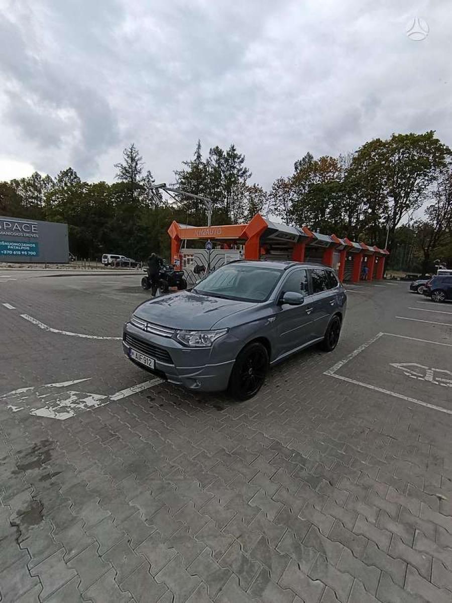 Grey Mitsubishi Outlander 2014 in Vilnius, with an engine capacity of 2.00 L and mileage of 205 thousand km for 8100 €, photo 8 on AUTOMOTO.COM.LV