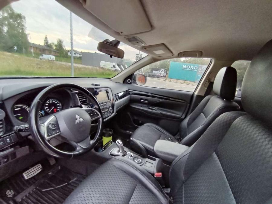 Grey Mitsubishi Outlander 2014 in Vilnius, with an engine capacity of 2.00 L and mileage of 205 thousand km for 8100 €, photo 9 on AUTOMOTO.COM.LV