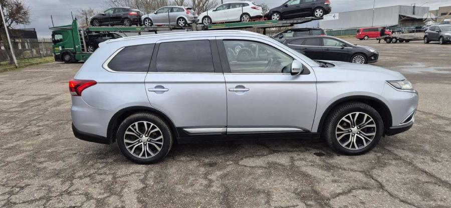 Grey Mitsubishi Outlander 2015 in Marijampole, with an engine capacity of 2.20 L and mileage of 266 thousand km for 8450 €, photo 4 on AUTOMOTO.COM.LV
