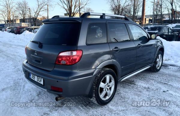 Pelēks Mitsubishi Outlander 2005 Tallina, ar dzinēja tilpumu 2.40 L un nobraukumu 245 tūkst. km par 2499 €, foto 5 vietnē AUTOMOTO.COM.LV