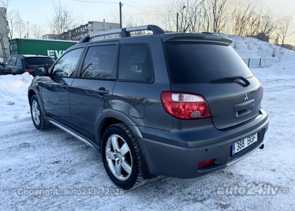 Pelēks Mitsubishi Outlander 2005 Tallina, ar dzinēja tilpumu 2.40 L un nobraukumu 245 tūkst. km par 2499 €, foto 7 vietnē AUTOMOTO.COM.LV