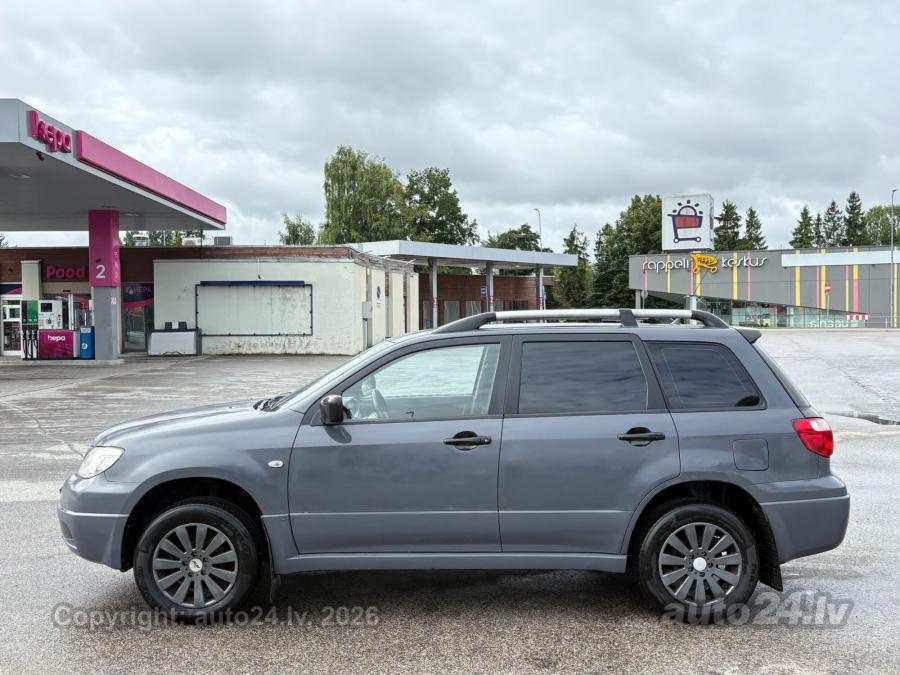 Pelēks Mitsubishi Outlander 2005 Rapla, ar dzinēja tilpumu 2.00 L un nobraukumu 240 tūkst. km par 1300 €, foto 3 vietnē AUTOMOTO.COM.LV