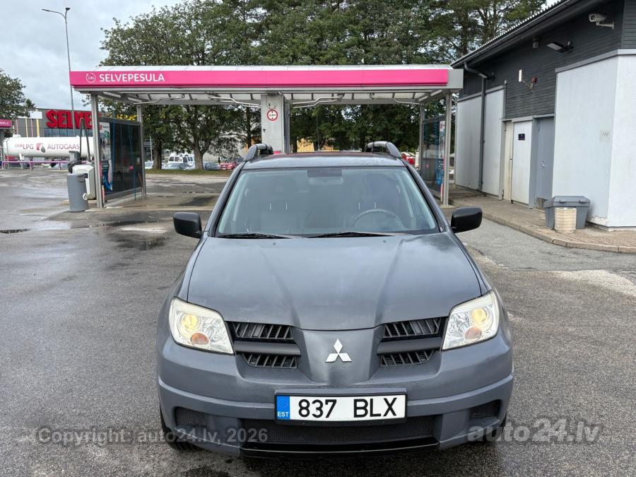Pelēks Mitsubishi Outlander 2005 Rapla, ar dzinēja tilpumu 2.00 L un nobraukumu 240 tūkst. km par 1300 €, foto 8 vietnē AUTOMOTO.COM.LV