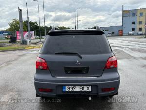 Pelēks Mitsubishi Outlander 2005 Rapla, ar dzinēja tilpumu 2.00 L un nobraukumu 240 tūkst. km par 1300 €, foto 9 vietnē AUTOMOTO.COM.LV