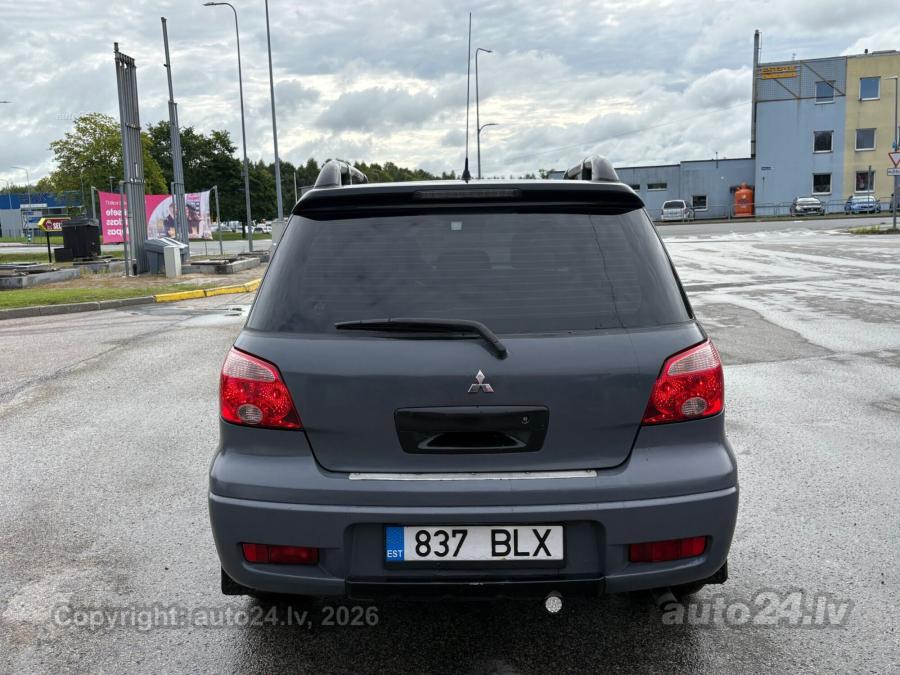 Pelēks Mitsubishi Outlander 2005 Rapla, ar dzinēja tilpumu 2.00 L un nobraukumu 240 tūkst. km par 1300 €, foto 9 vietnē AUTOMOTO.COM.LV
