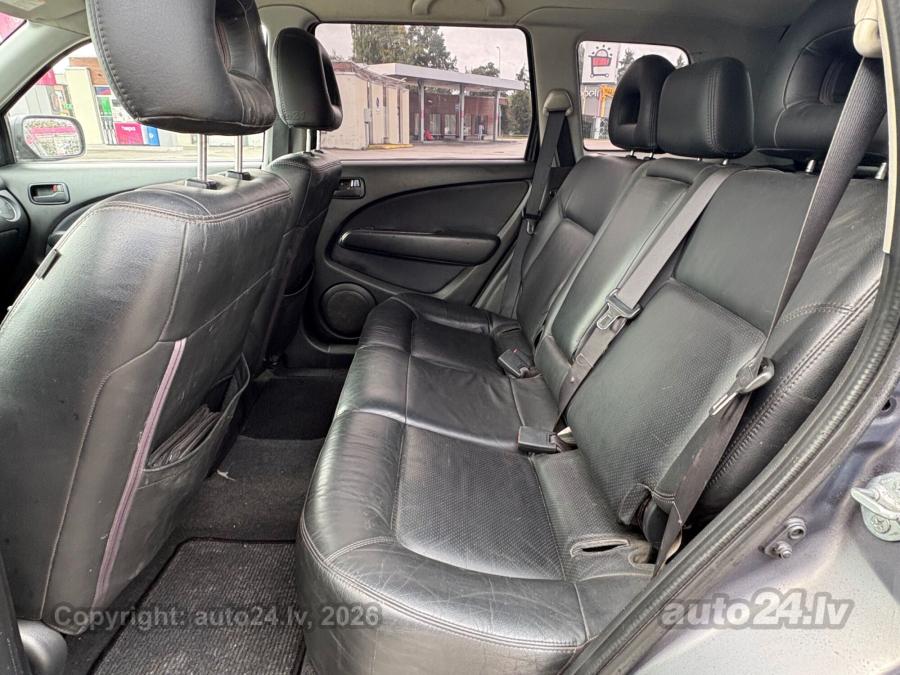 Pelēks Mitsubishi Outlander 2005 Rapla, ar dzinēja tilpumu 2.00 L un nobraukumu 240 tūkst. km par 1300 €, foto 11 vietnē AUTOMOTO.COM.LV