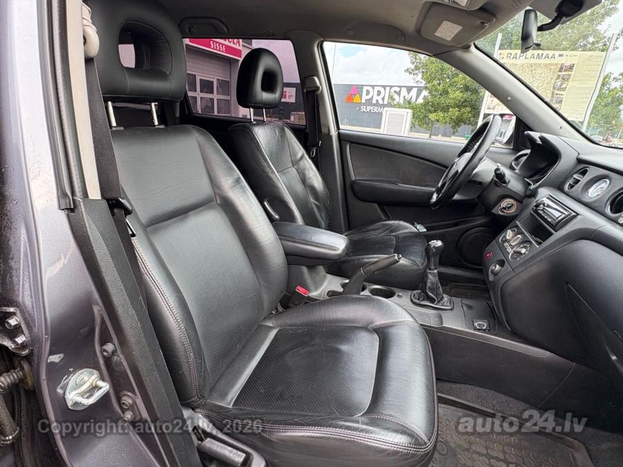 Pelēks Mitsubishi Outlander 2005 Rapla, ar dzinēja tilpumu 2.00 L un nobraukumu 240 tūkst. km par 1300 €, foto 12 vietnē AUTOMOTO.COM.LV
