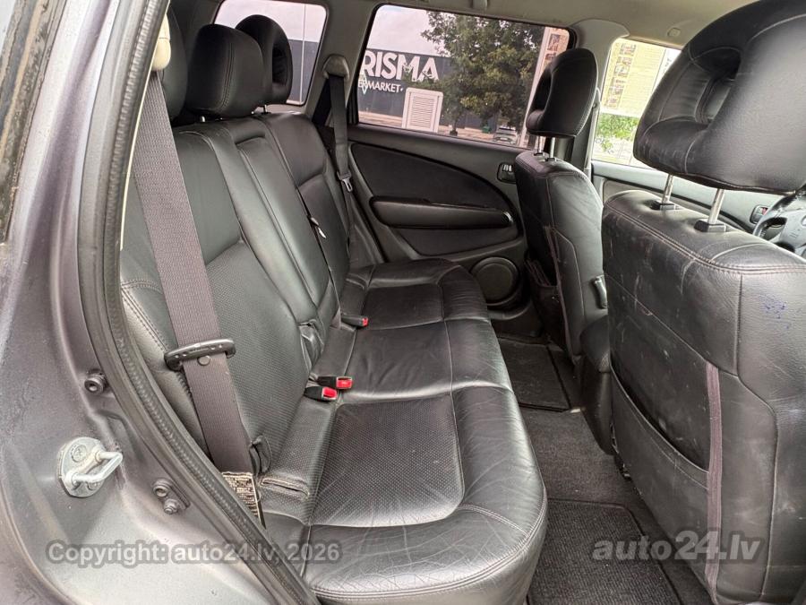 Pelēks Mitsubishi Outlander 2005 Rapla, ar dzinēja tilpumu 2.00 L un nobraukumu 240 tūkst. km par 1300 €, foto 13 vietnē AUTOMOTO.COM.LV