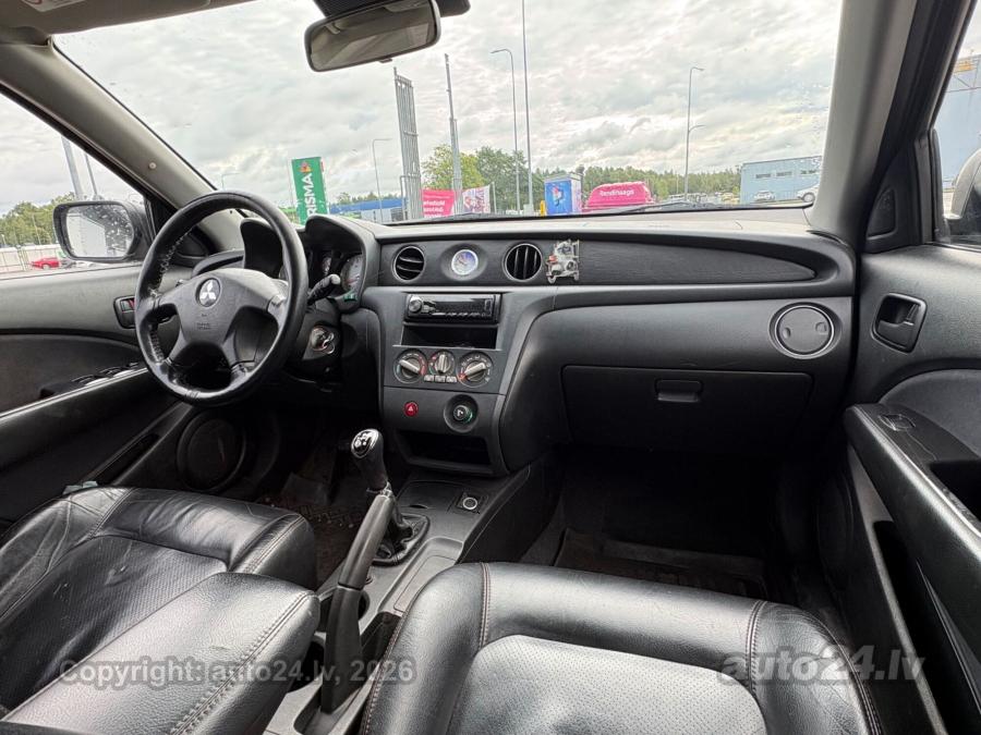 Pelēks Mitsubishi Outlander 2005 Rapla, ar dzinēja tilpumu 2.00 L un nobraukumu 240 tūkst. km par 1300 €, foto 14 vietnē AUTOMOTO.COM.LV