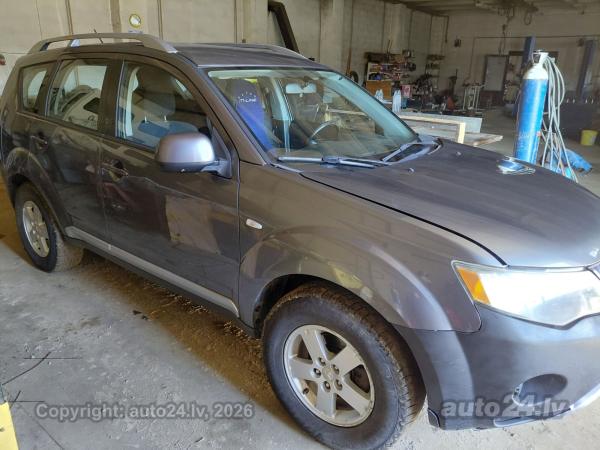 Grey Mitsubishi Outlander 2007 in Tallinn, with an engine capacity of 2.00 L and mileage of 414 thousand km for 3500 €, photo 4 on AUTOMOTO.COM.LV